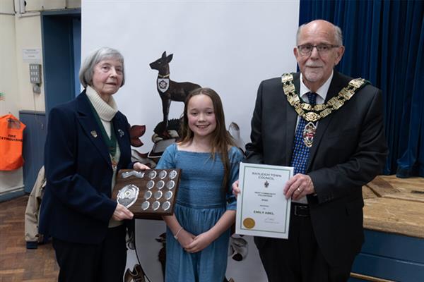 Emily receives Community Volunteer Award – Brain Tumour Research